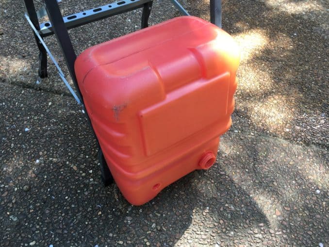 How to clean easily a portable gas tank before winter