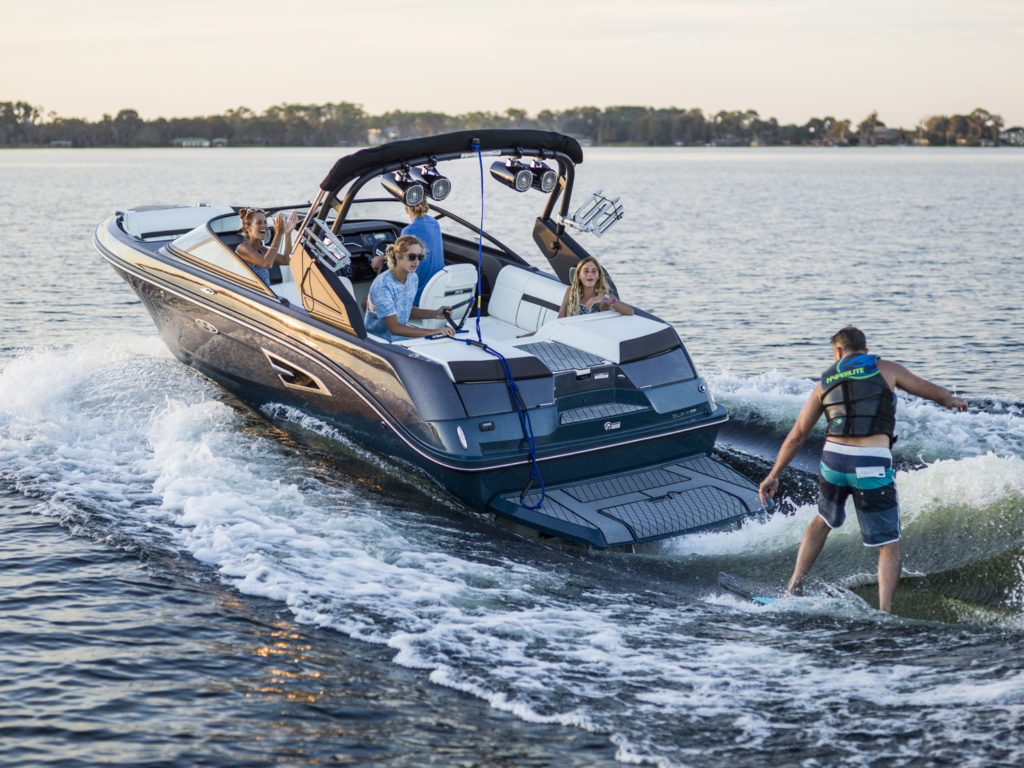 Sea Ray SLX W-230, WAKE AND FUN