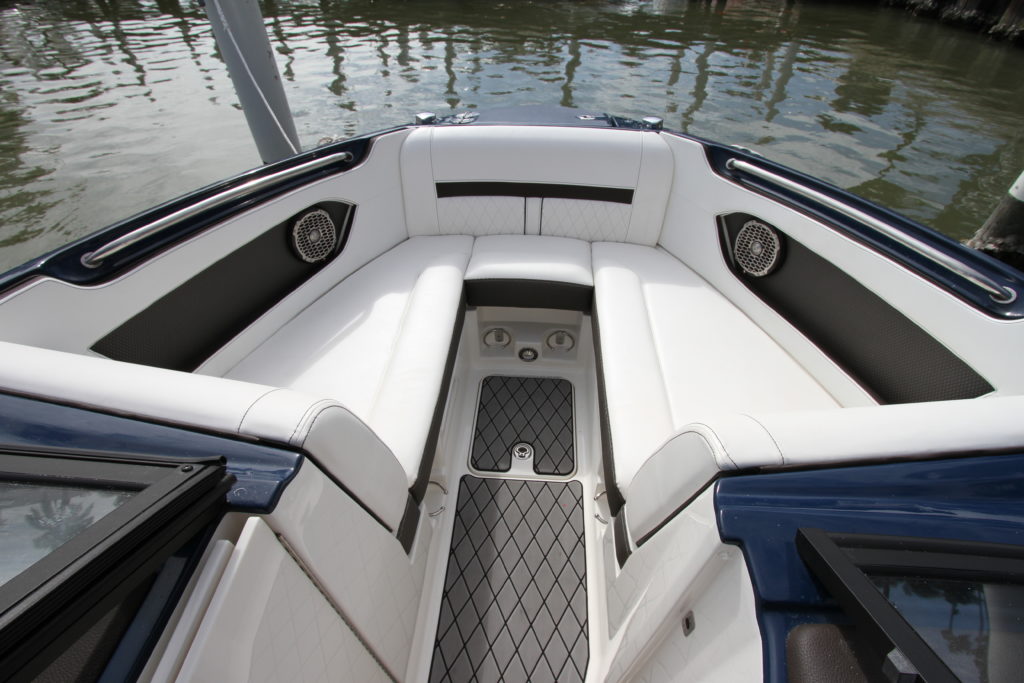 Sea Ray SLX W-230, WAKE AND FUN